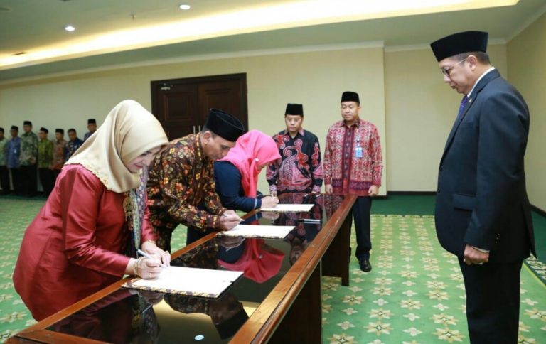 Menag Lantik Prof. Hajjah Amany Lubis sebagai Rektor UIN Jakarta ... Menag Lantik Prof. Hajjah Amany Lubis sebagai Rektor UIN Jakarta ...